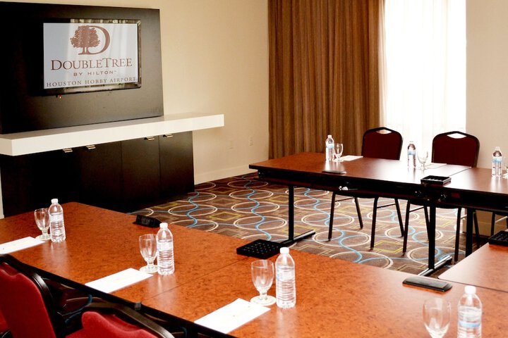 Doubletree by Hilton Houston Hobby Airport Houston | Bookonline.com