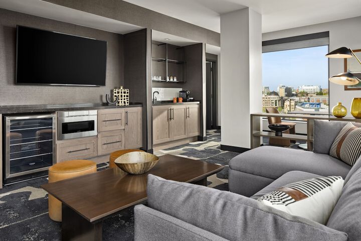 The Trade Autograph Collection Milwaukee | Bookonline.com