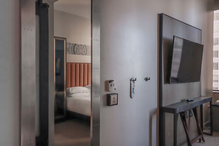 Arlo Chicago Chicago | Bookonline.com