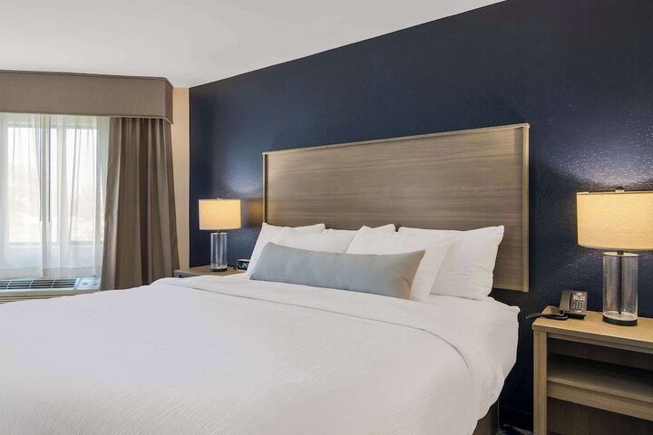 The Inn on Maritime Bay Ascend Hotel Collection Manitowoc | Bookonline.com