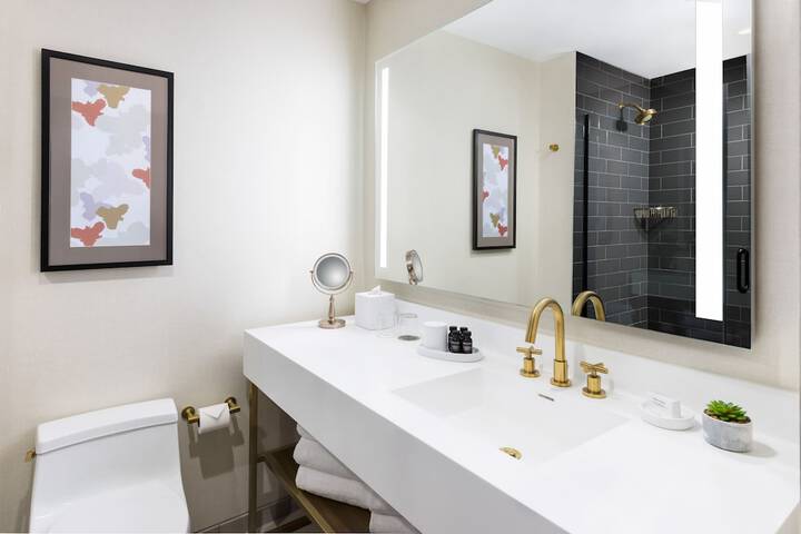 The MC Autograph Collection Montclair | Bookonline.com