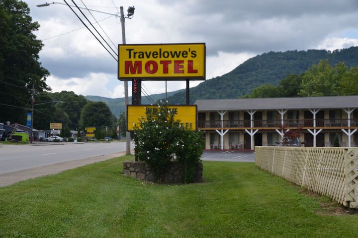 Travelowes Motel Maggie Valley | Bookonline.com