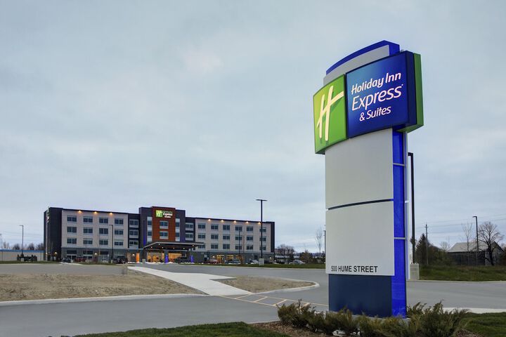 Holiday Inn Express & Suites Collingwood an IHG Hotel Collingwood ...