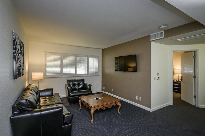 Lions Gate Hotel McClellan | Bookonline.com