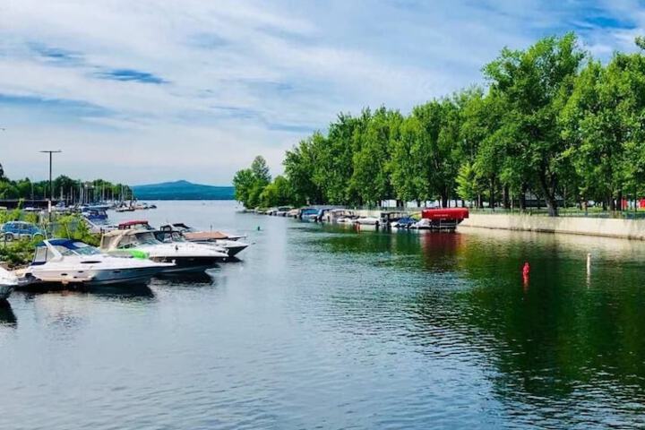 Auberge Du Grand Lac Magog | Bookonline.com