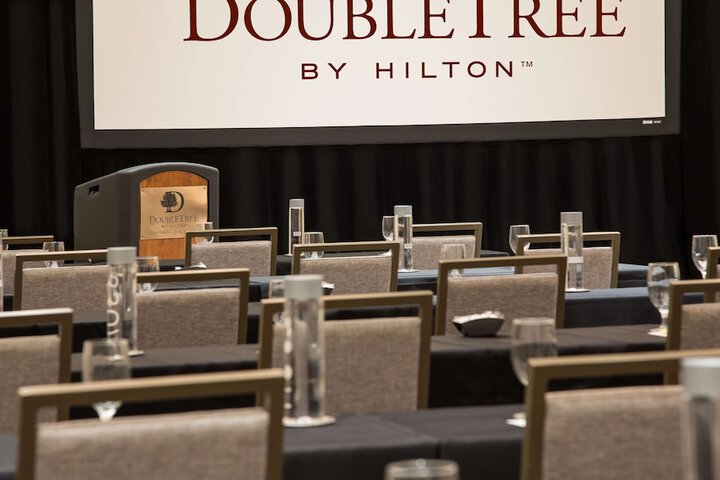 DoubleTree by Hilton Chicago Oak Brook Oak Brook | Bookonline.com