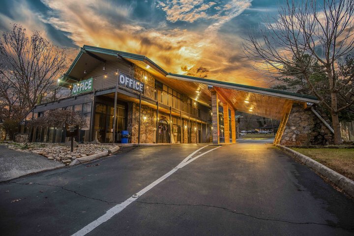 Tremont Lodge & Resort Townsend | Bookonline.com
