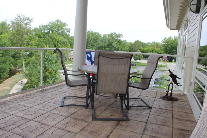 Riverwalk Place Resort & Spa Gladwin | Bookonline.com