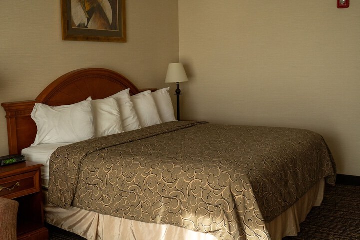 Hotel Topeka at City Center Topeka | Bookonline.com