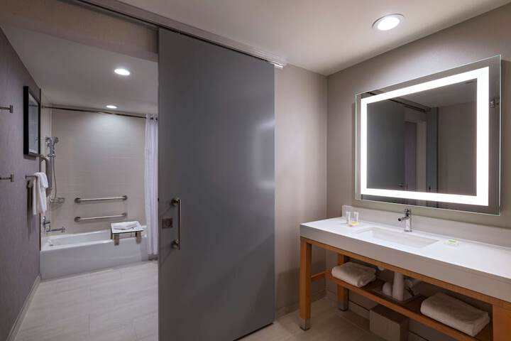 Hyatt Place Austin / Lake Travis / Four Points Austin | Bookonline.com