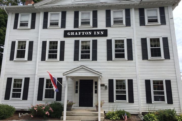 Hunters Grille&Tap at the Grafton Inn Grafton | Bookonline.com