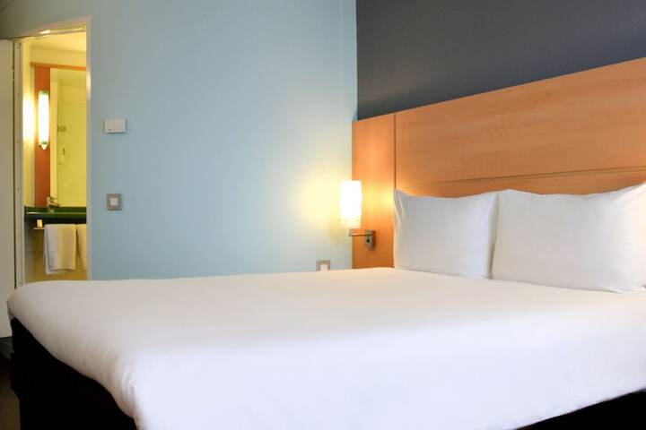 ibis Reading Centre Reading | Bookonline.com