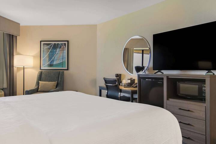 The Inn on Maritime Bay Ascend Hotel Collection Manitowoc | Bookonline.com