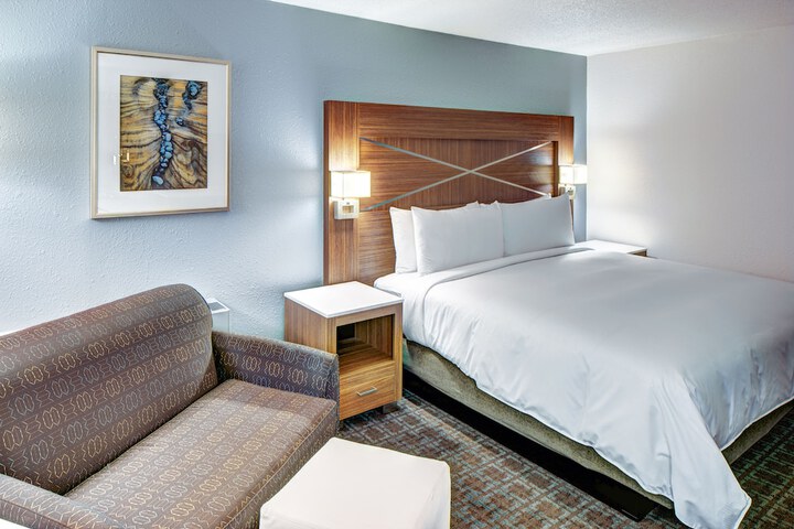 DoubleTree by Hilton Milwaukee Downtown Milwaukee | Bookonline.com