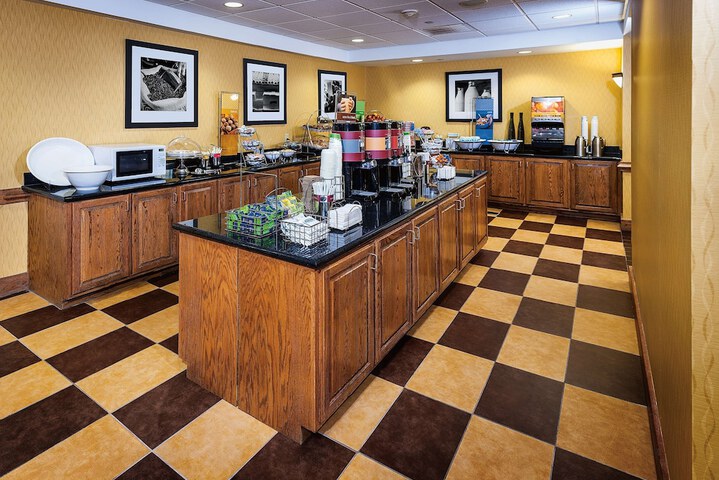 Hampton Inn & Suites Chesapeake-Square Mall Chesapeake | Bookonline.com