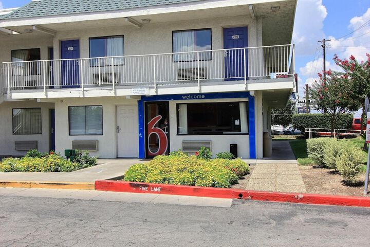 Motel 6 Austin TX Austin | Bookonline.com