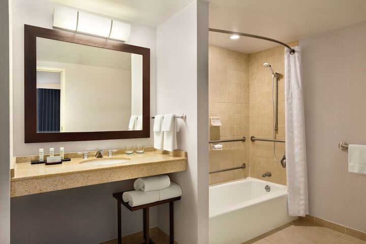 Embassy Suites Boston Logan Airport Boston | Bookonline.com