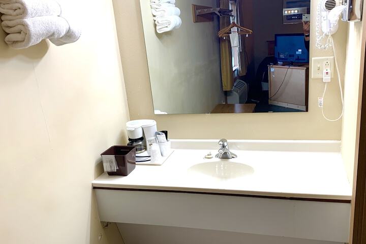 Don Q Inn Dodgeville | Bookonline.com