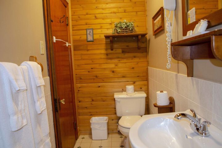 Crandell Mountain Lodge Waterton Park | Bookonline.com