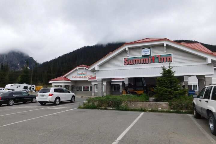 Summit Inn Snoqualmie Pass | Bookonline.com
