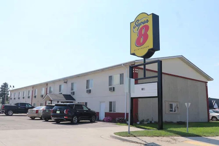 Super 8 by Wyndham West Fargo Main Ave ND West Fargo | Bookonline.com