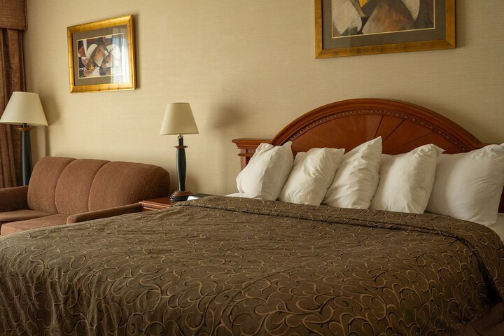 Hotel Topeka at City Center Topeka | Bookonline.com