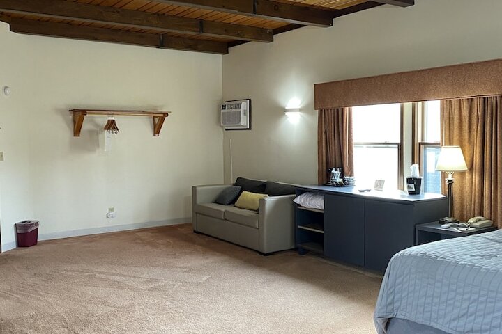 Pictured Rocks Inn & Suites Munising | Bookonline.com