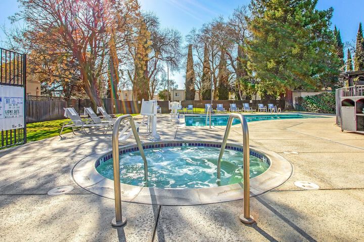 Lions Gate Hotel McClellan | Bookonline.com
