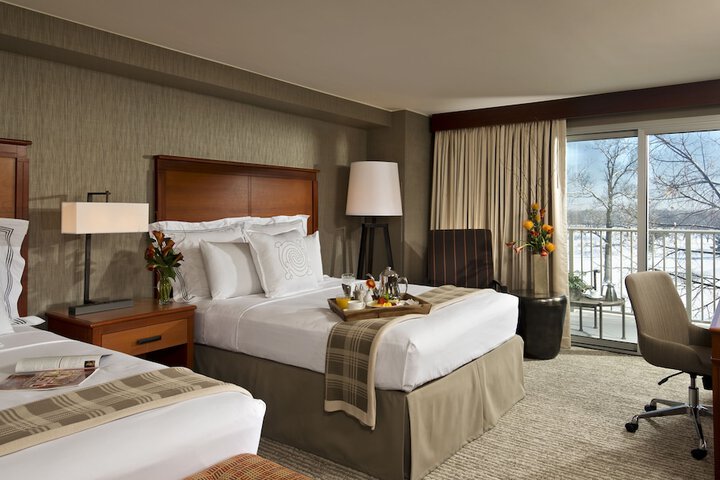 Eaglewood Resort and Spa Itasca | Bookonline.com