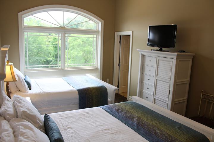 Riverwalk Place Resort & Spa Gladwin | Bookonline.com
