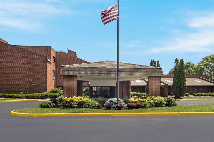 The Inn on Maritime Bay Ascend Hotel Collection Manitowoc | Bookonline.com