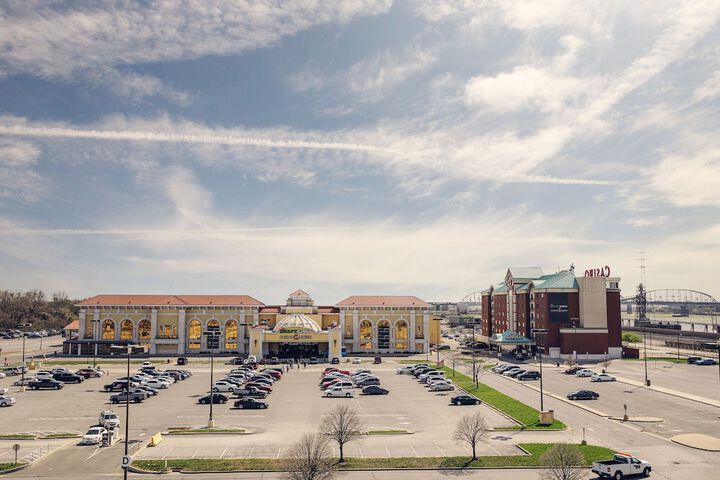 Casino Queen Hotel East St. Louis | Bookonline.com