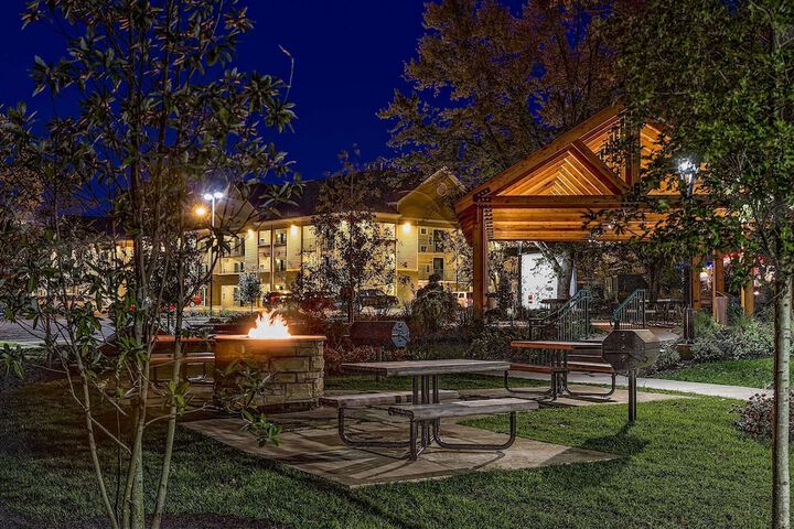 Econo Lodge Pigeon Forge Riverside Pigeon Forge | Bookonline.com