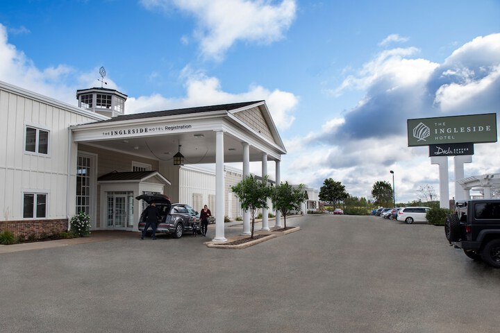 The Ingleside Hotel Pewaukee | Bookonline.com