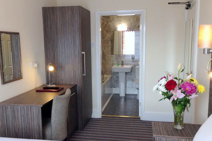 Ely House Hotel Wolverhampton | Bookonline.com