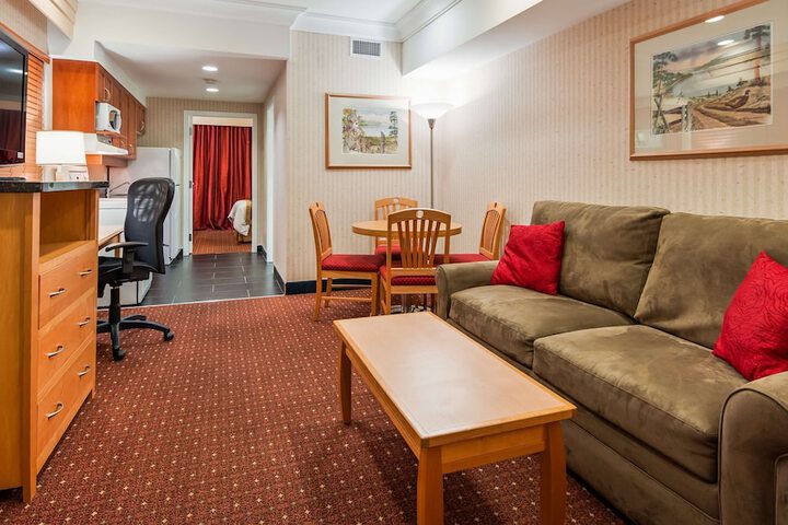 Best Western Plus Kelowna Hotel & Suites Kelowna | Bookonline.com
