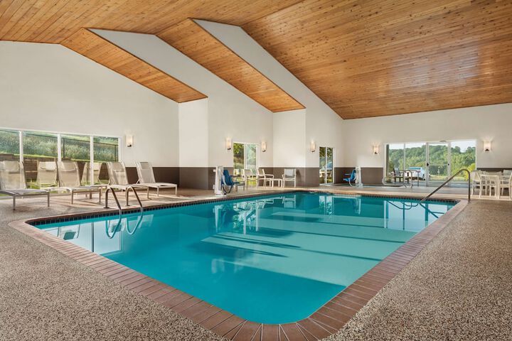 Country Inn & Suites by Radisson Decorah IA Decorah | Bookonline.com