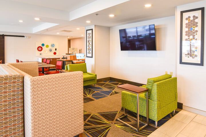 Holiday Inn Express Indianapolis South an IHG Hotel Indianapolis ...