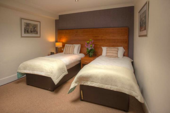 The Boleyn Hotel Staines | Bookonline.com