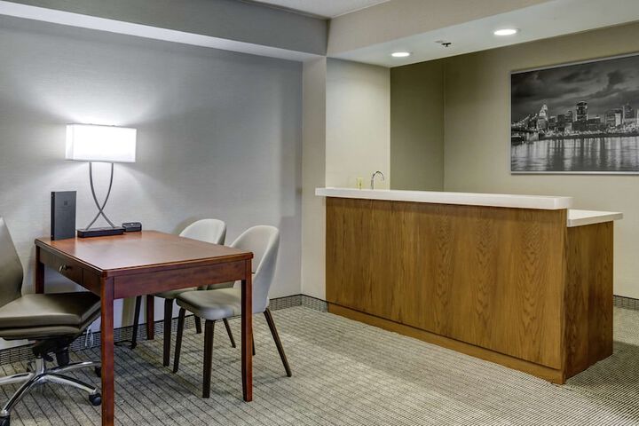 Embassy Suites by Hilton Cincinnati RiverCenter Covington | Bookonline.com
