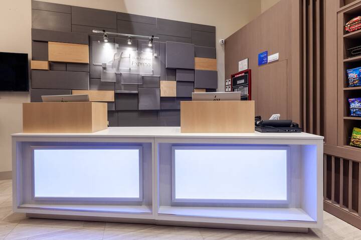 Holiday Inn Express NYC Brooklyn - Sunset Park, an IHG Hotel Brooklyn ...