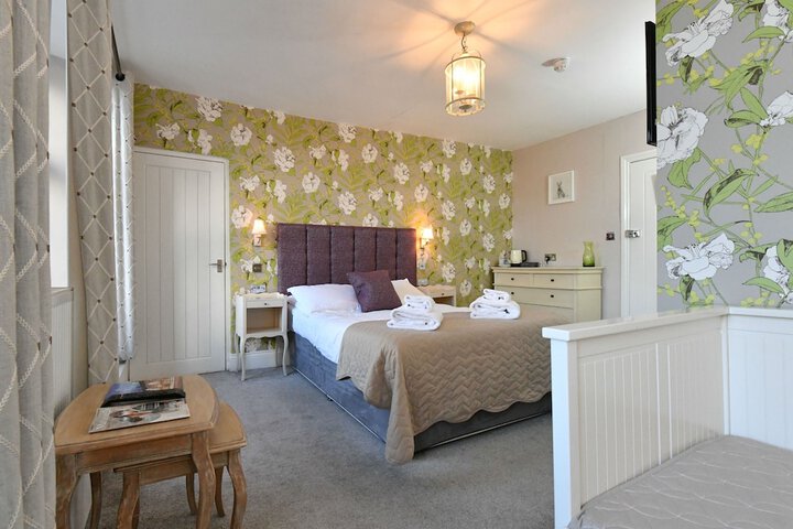 The Lansdowne Hotel Calne | Bookonline.com