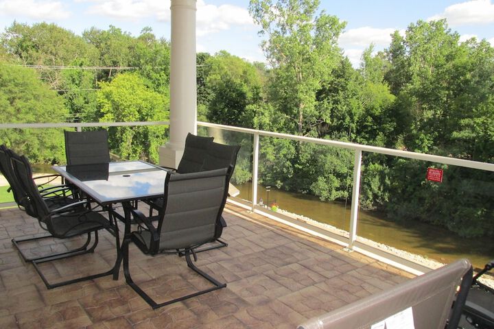 Riverwalk Place Resort & Spa Gladwin | Bookonline.com