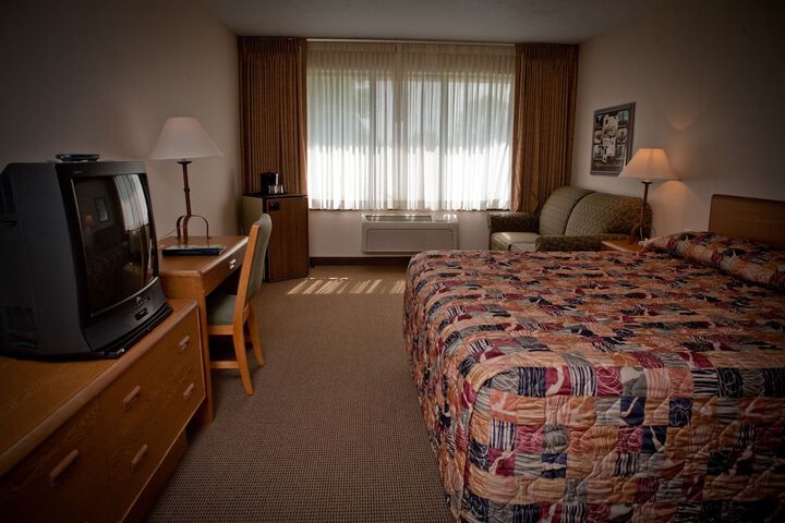 Evergreen Resort Cadillac | Bookonline.com
