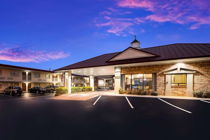Best Western Winners Circle Hot Springs | Bookonline.com