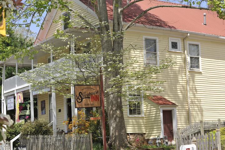 Old Storehouse Inn Dahlonega | Bookonline.com