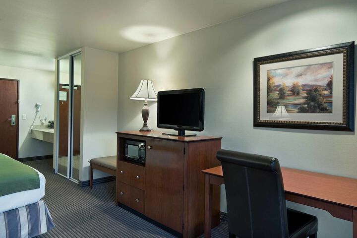 Oxford Suites Yakima Yakima | Bookonline.com