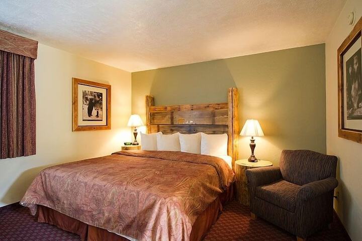 Three Bear Lodge West Yellowstone | Bookonline.com