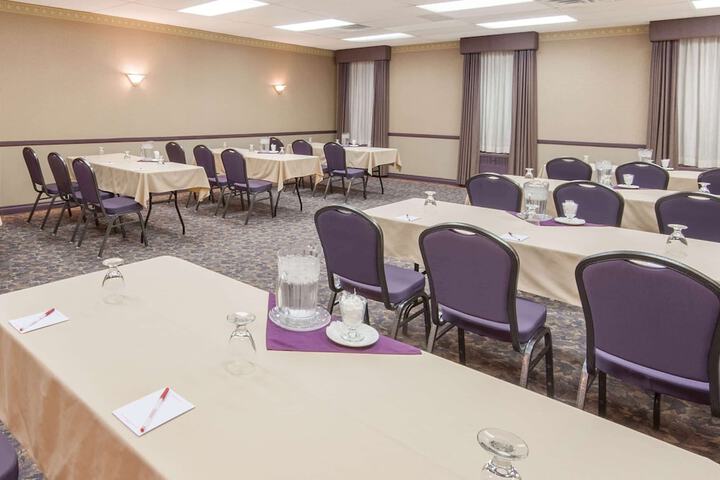 Ramada Plaza by Wyndham Calgary Downtown Calgary | Bookonline.com