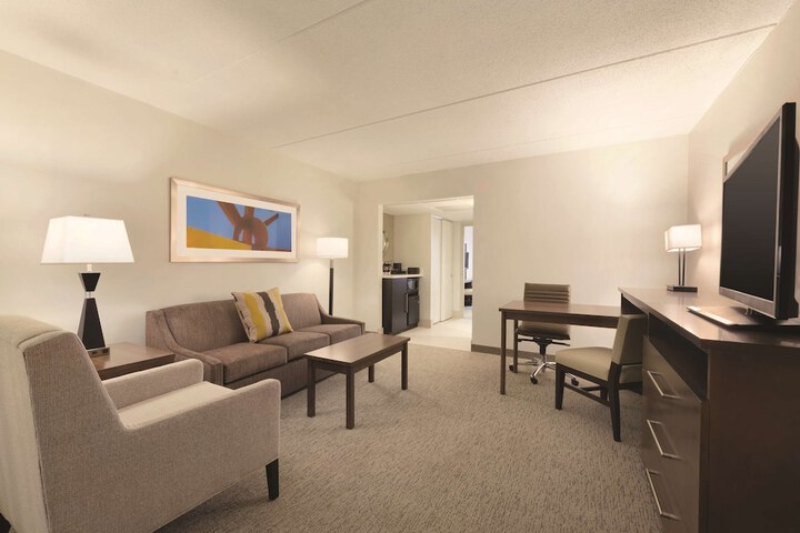 Embassy Suites by Hilton Milwaukee Brookfield Brookfield | Bookonline.com